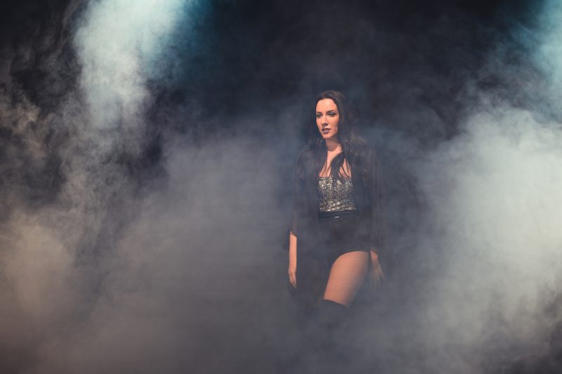 Speváčka a herečka Veronika Morávková alias LARA MORR prichádza s ...