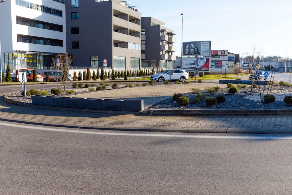 Kruhový objazd v Malackách pri OC Malavia je hotový